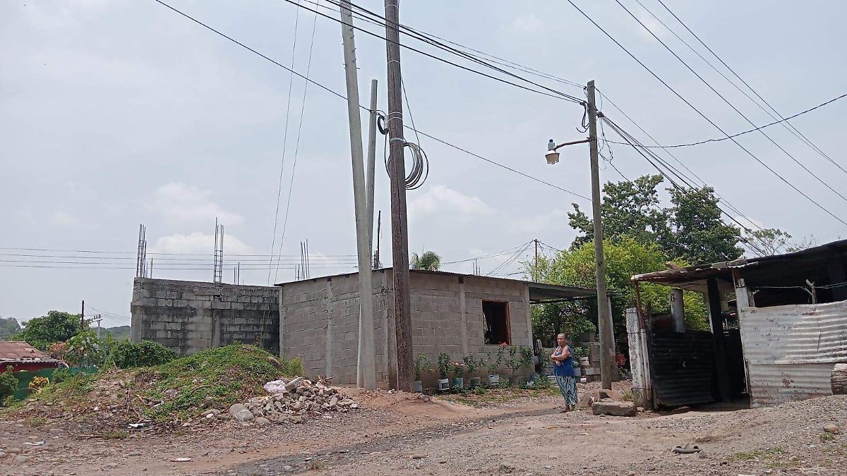 Pobladores exigen a la CFE retirar un poste de madera dañado y a punto ...