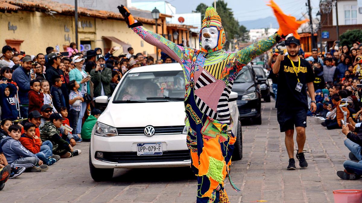 La mirada de Salvador Hernández | Karcocha, el mimo viral - Diario de ...