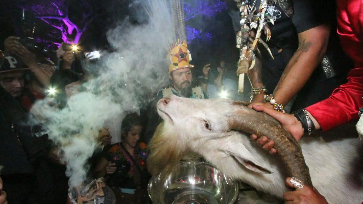 La celebración de la misa negra, entre rituales y rezos a Satanás ...