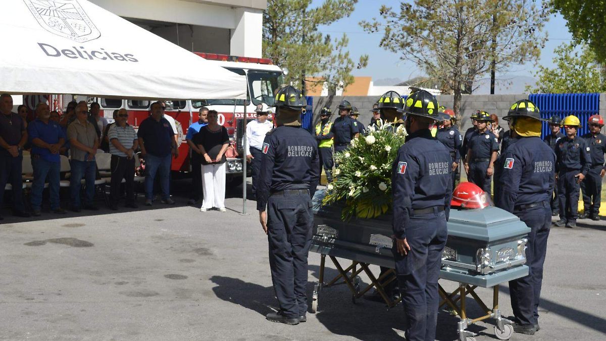 Rinden homenaje a excomandante de bomberos José Luis Acosta en Delicias - El Heraldo de ...