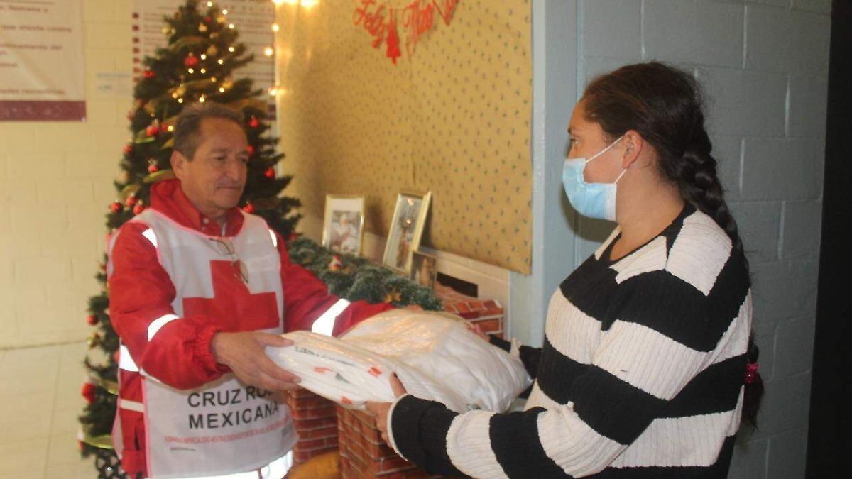 Cruz Roja se solidariza con migrantes entregando cobijas en los ...