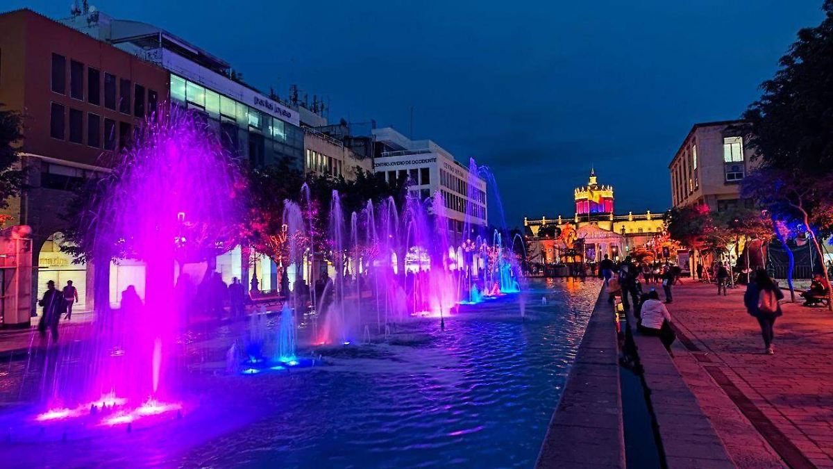 Da un paseo por Plaza Tapatía en Guadalajara; conoce la fuente y la ...