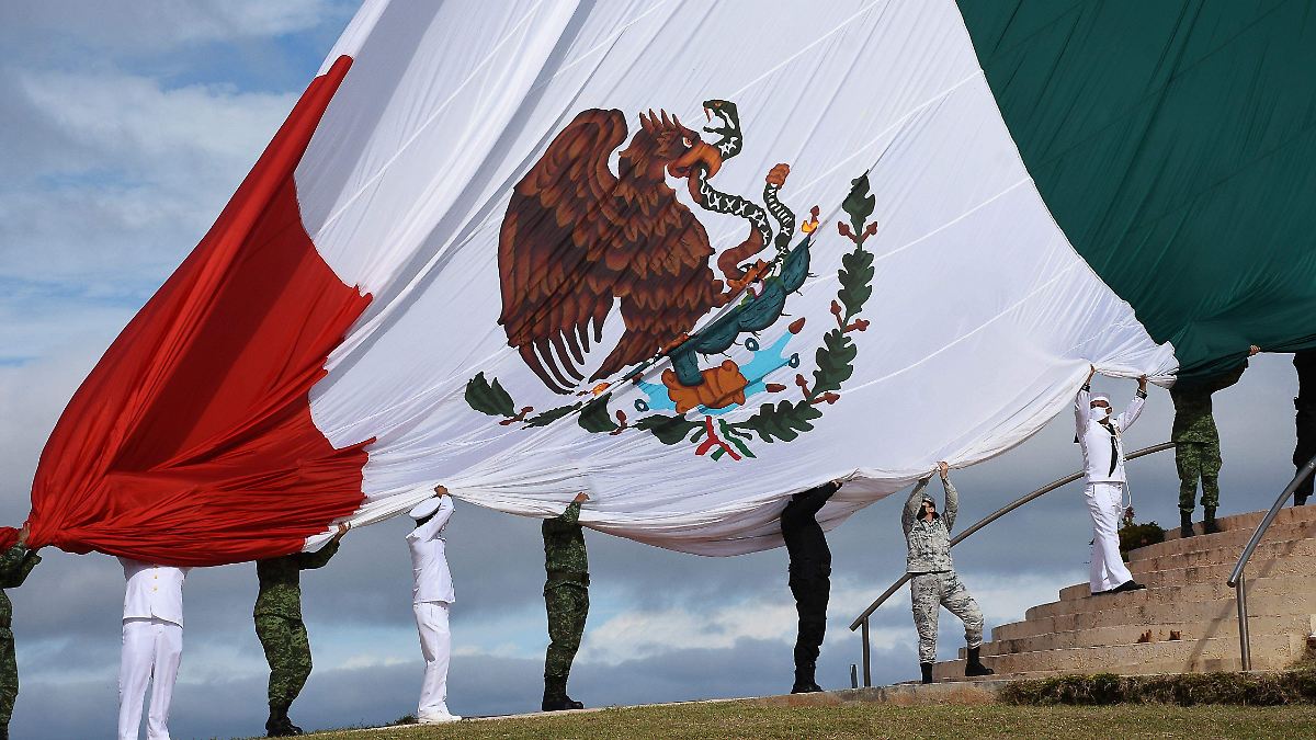 Cada 24 de febrero, la bandera de México se iza en todo el país - El ...