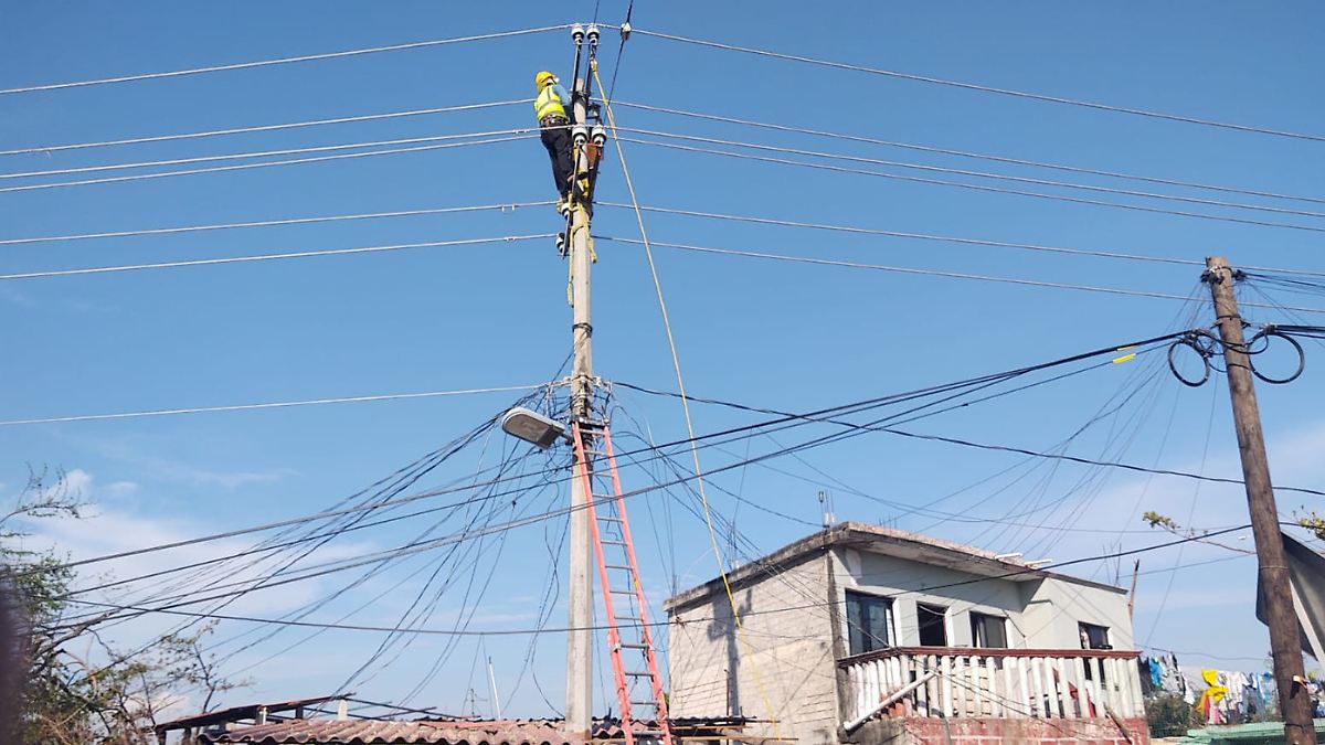 Reparación de postes de CFE afectados por Otis tardará al menos una ...