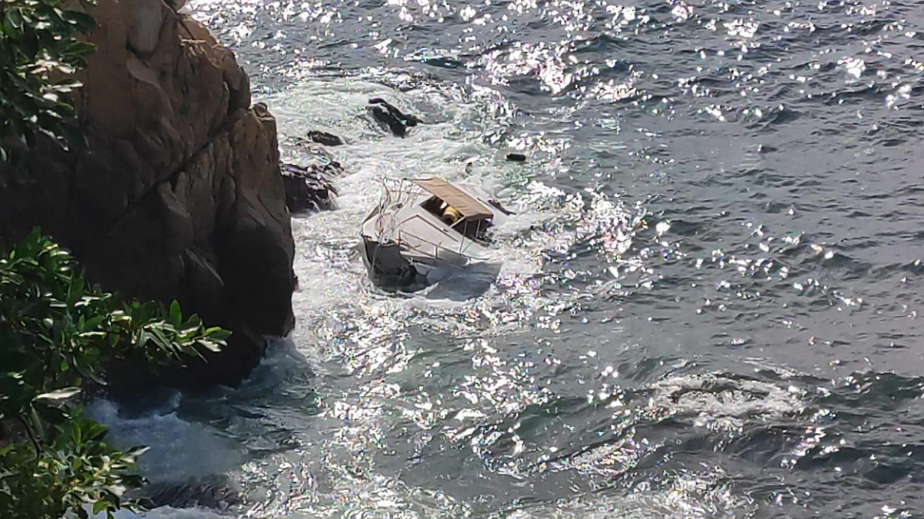 Yate con turistas choca contra acantilados de La Quebrada y se hunde ...