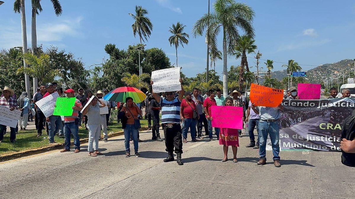 Familiares de policías comunitarios de la CRAC bloquean bulevar de las ...