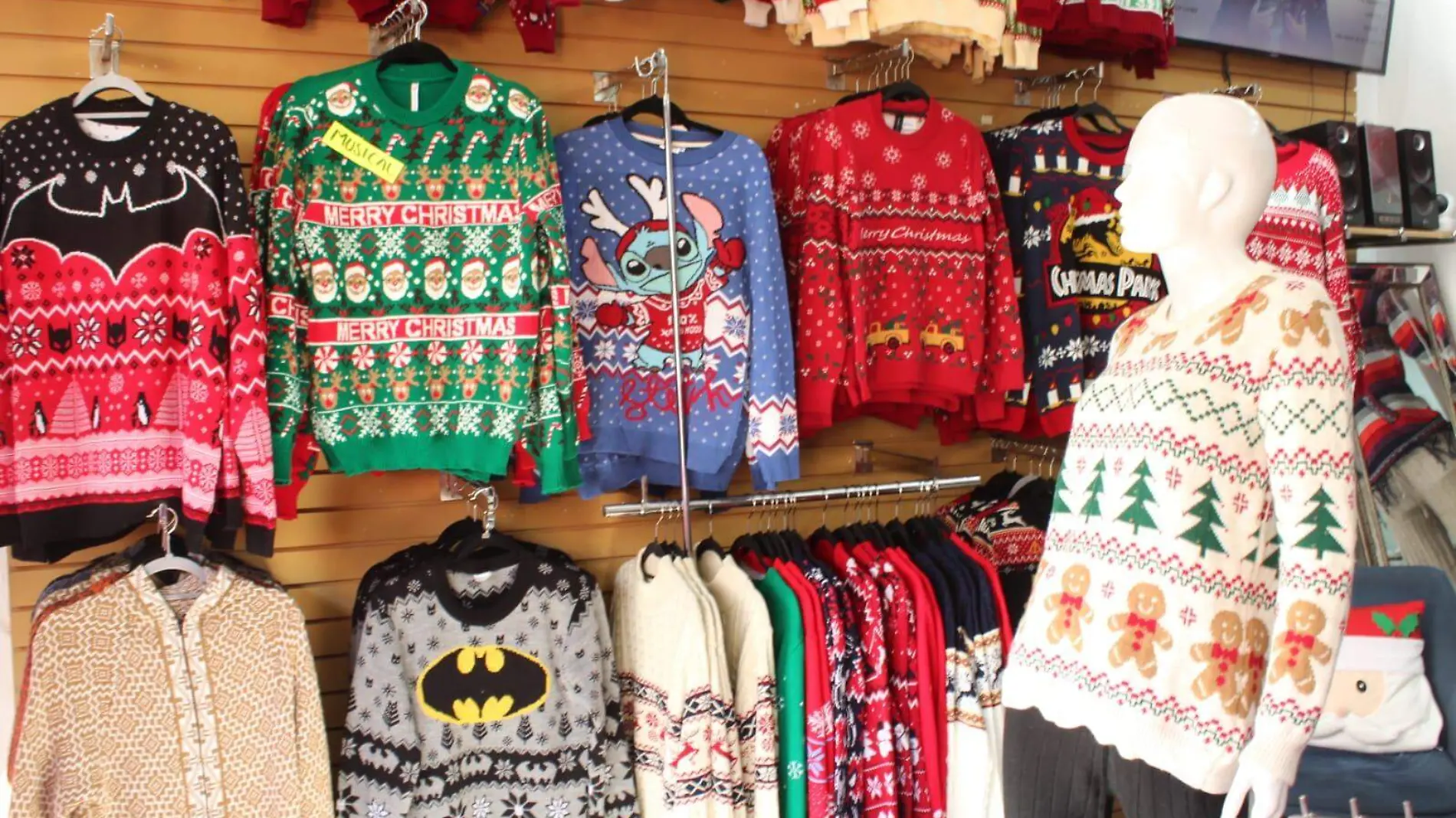 Llega con estilo a la cena navideña con tu suegra usando un Ugly ...