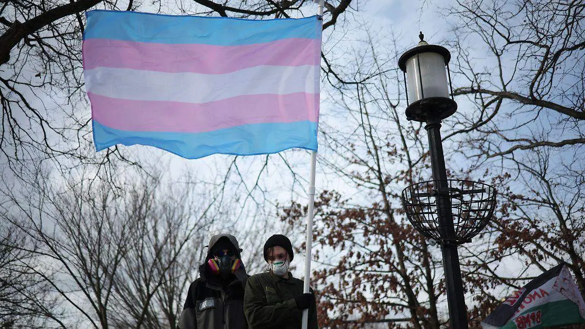 EU suspende emisión de pasaportes con género “X” para personas no ...