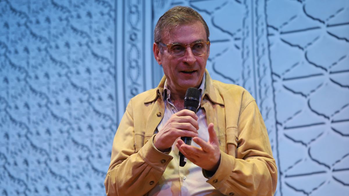 El productor teatral Morris Gilbert arranca el 2025 con sátira política ...