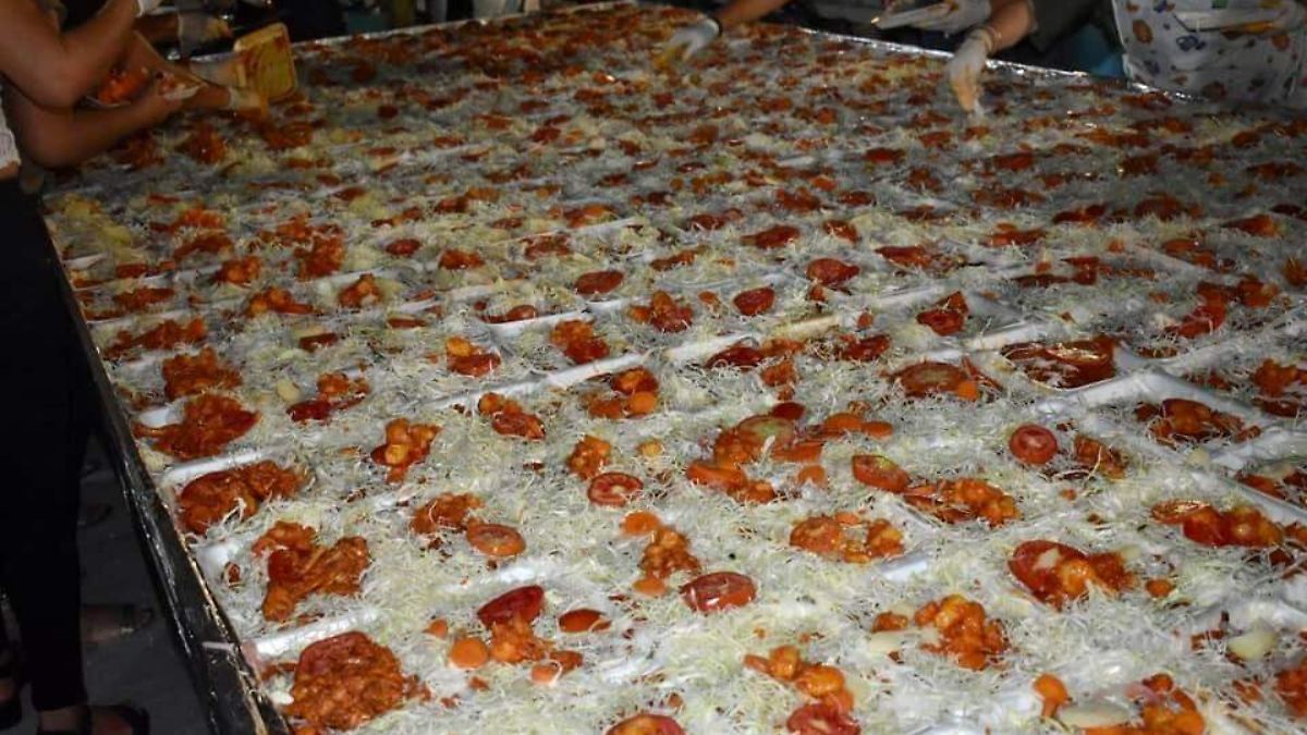Realizan en Nueva Italia el plato de enchiladas más grande del mundo ...