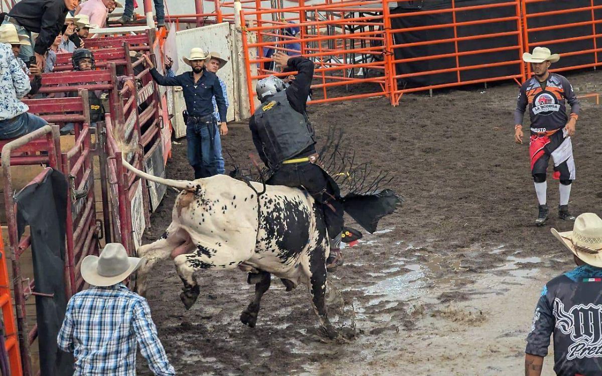 Vaqueros y vaqueras disfrutan del Rodeo Botas Rotas en el Lienzo Charro ...