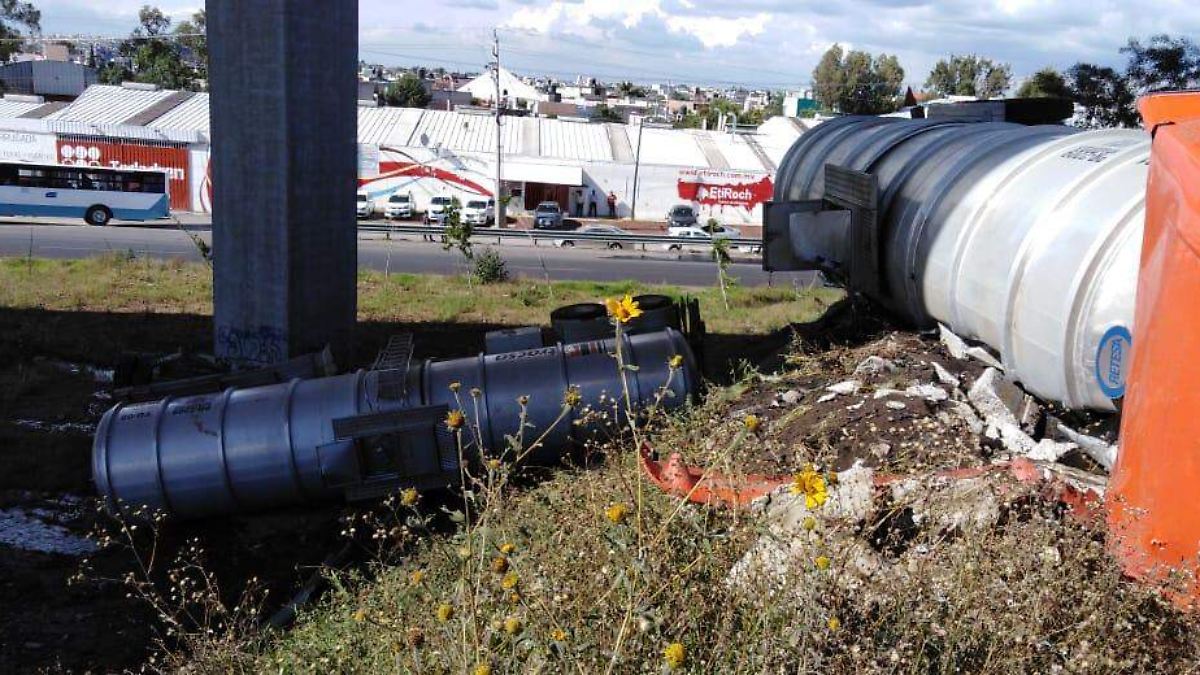 Vuelca pipa sobre la México-Puebla, a la altura de los estadios - El Sol de Puebla | Noticias ...
