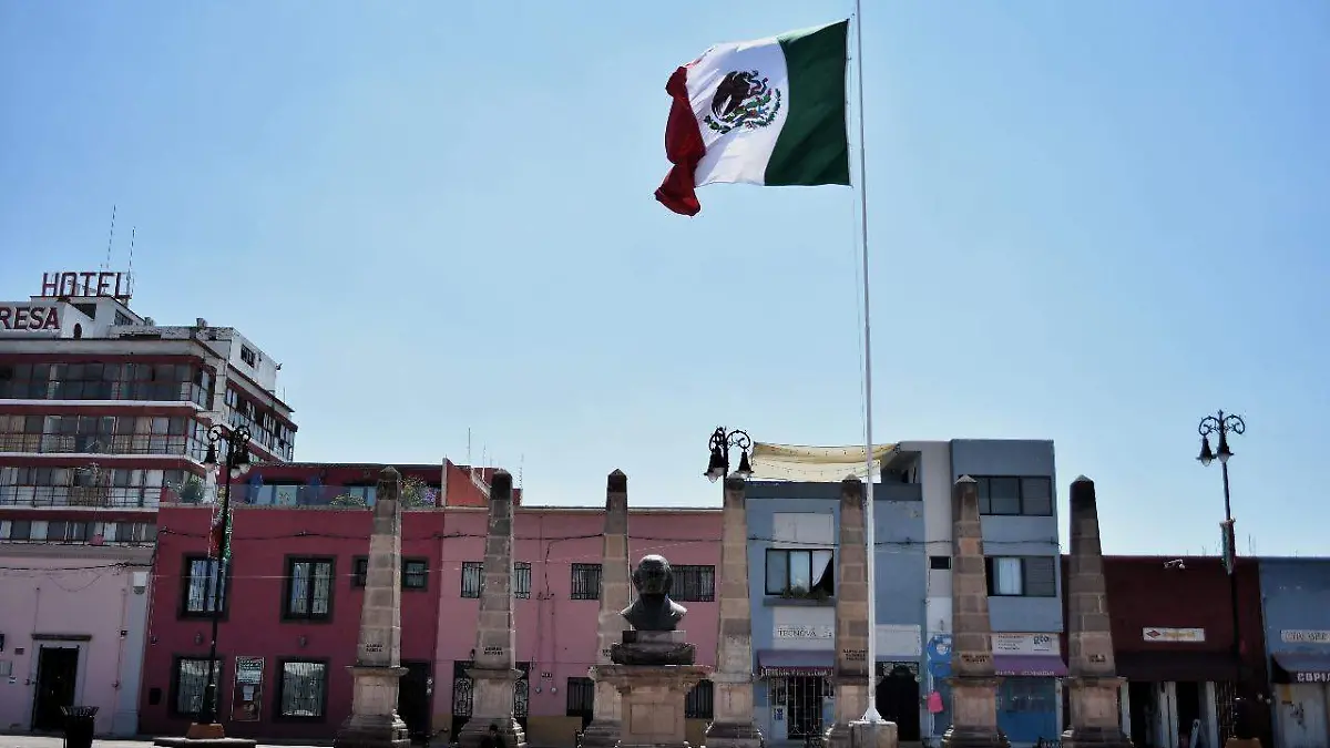 ¿Por qué se iza la bandera mexicana a las 8 am y se arría a las 6 pm ...