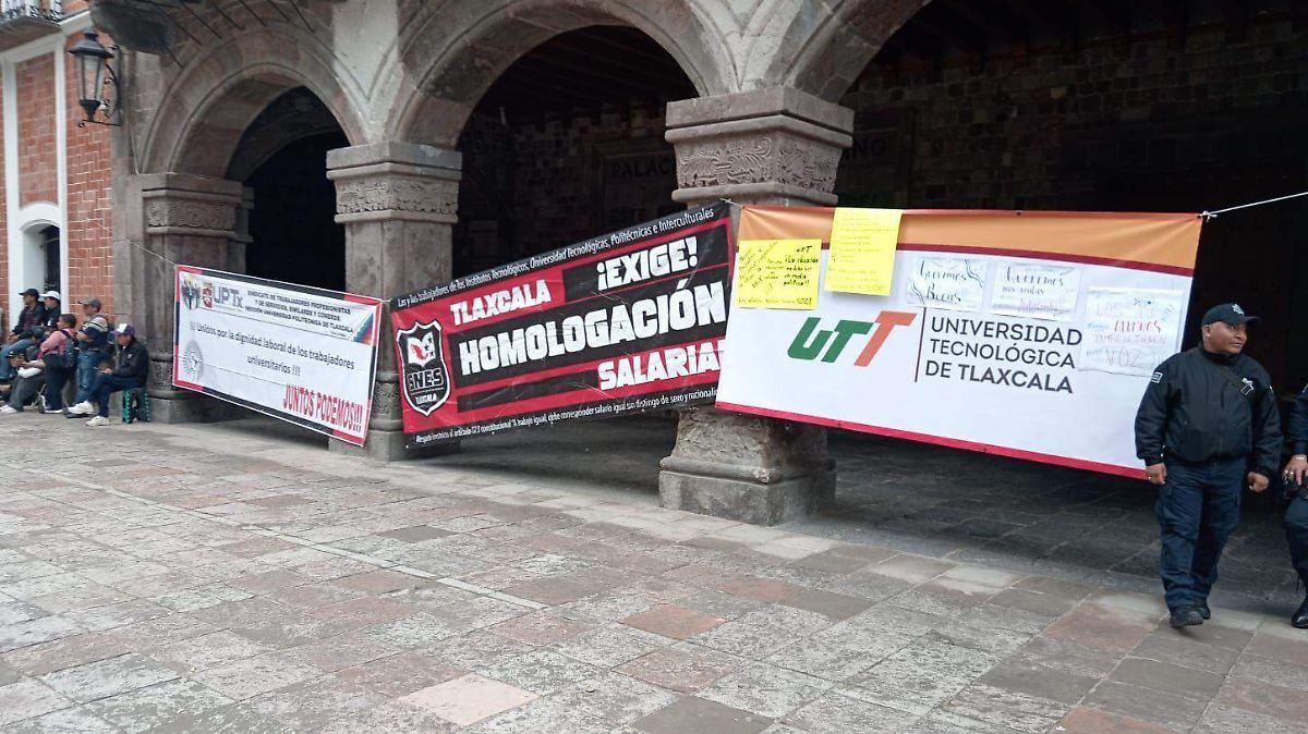 Vuelve protesta de empleados de la UTT a Palacio de Gobierno para ...