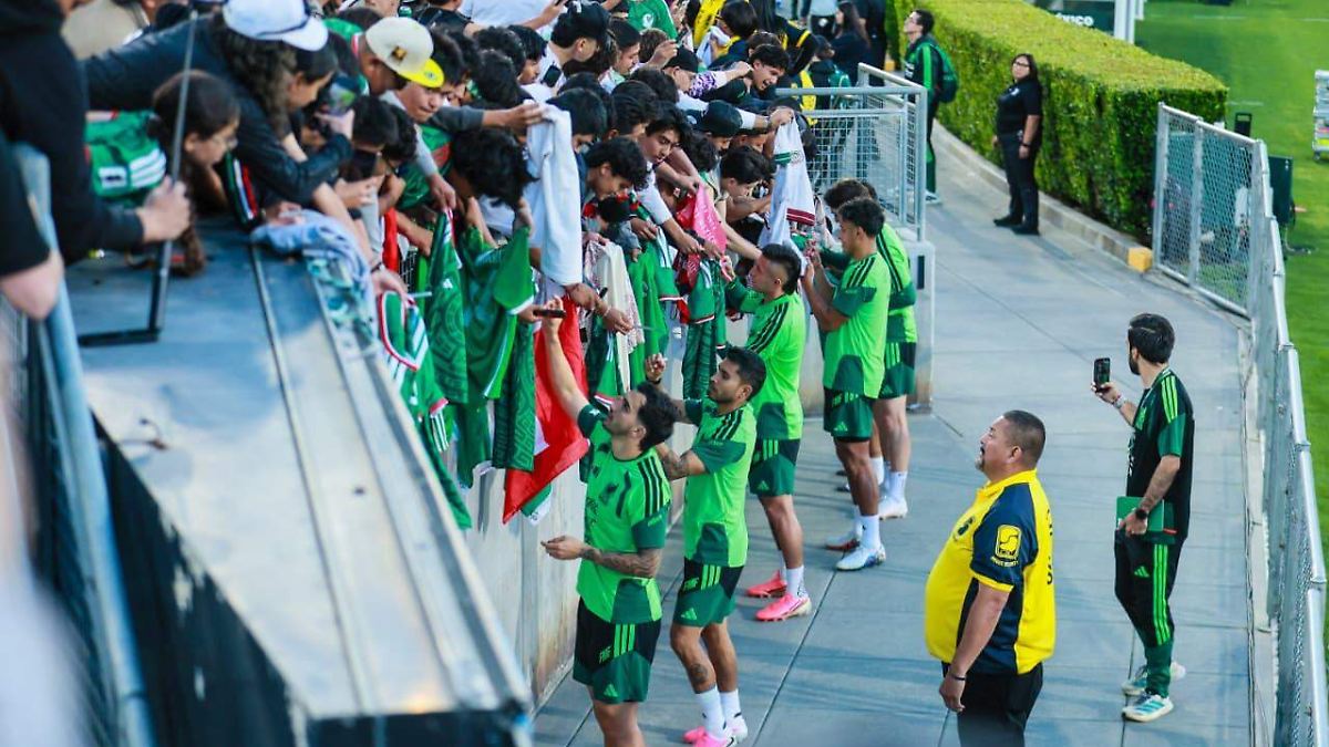 Alrededor de 3 mil 500 aficionados llenaron la grada del Rose Bowl para ...