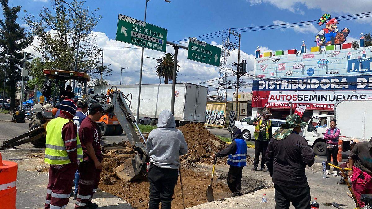 Reaparece socavón en Calzada Ignacio Zaragoza - La Prensa