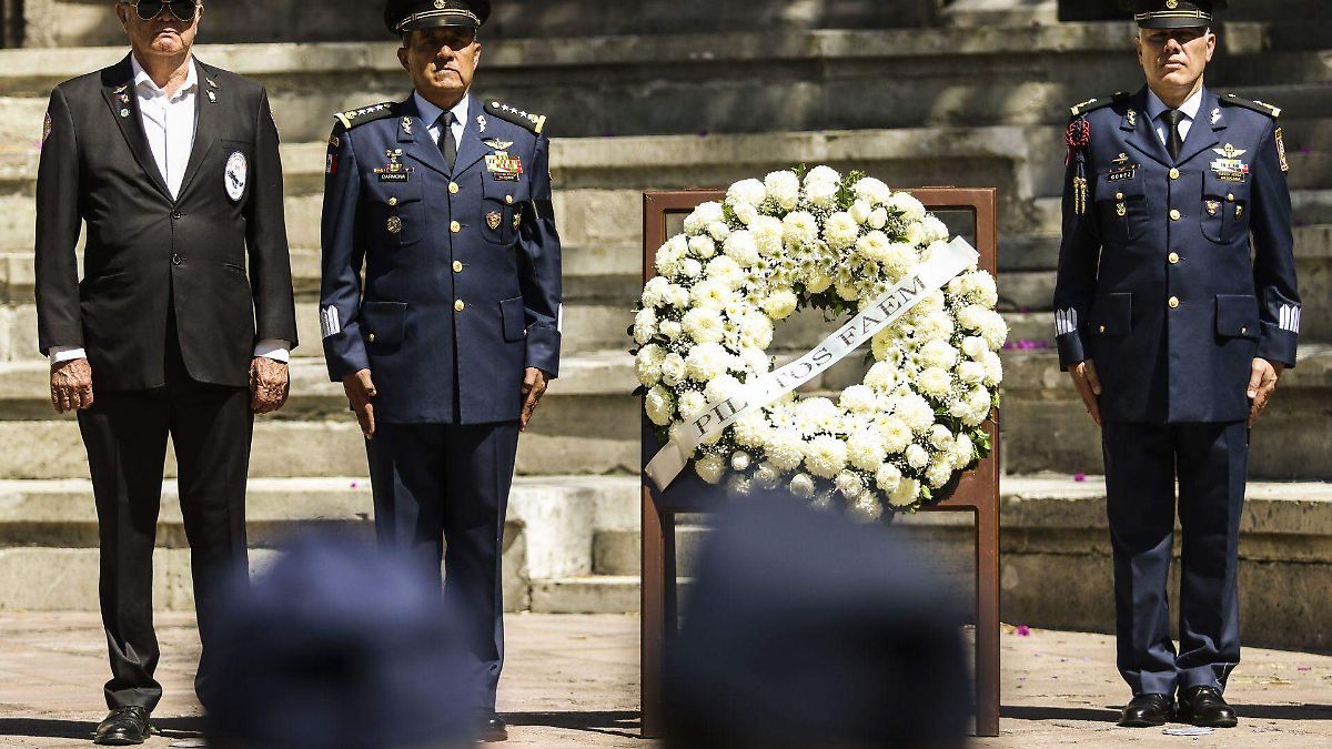 Bandera a media asta en CDMX en honor a pilotos del Escuadrón 201 de la ...