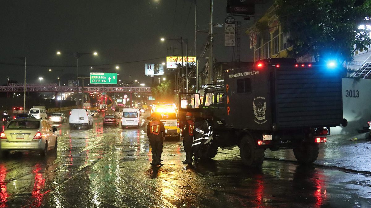 Tormenta inunda la Calzada Zaragoza y suspende servicio en el Cablebús ...