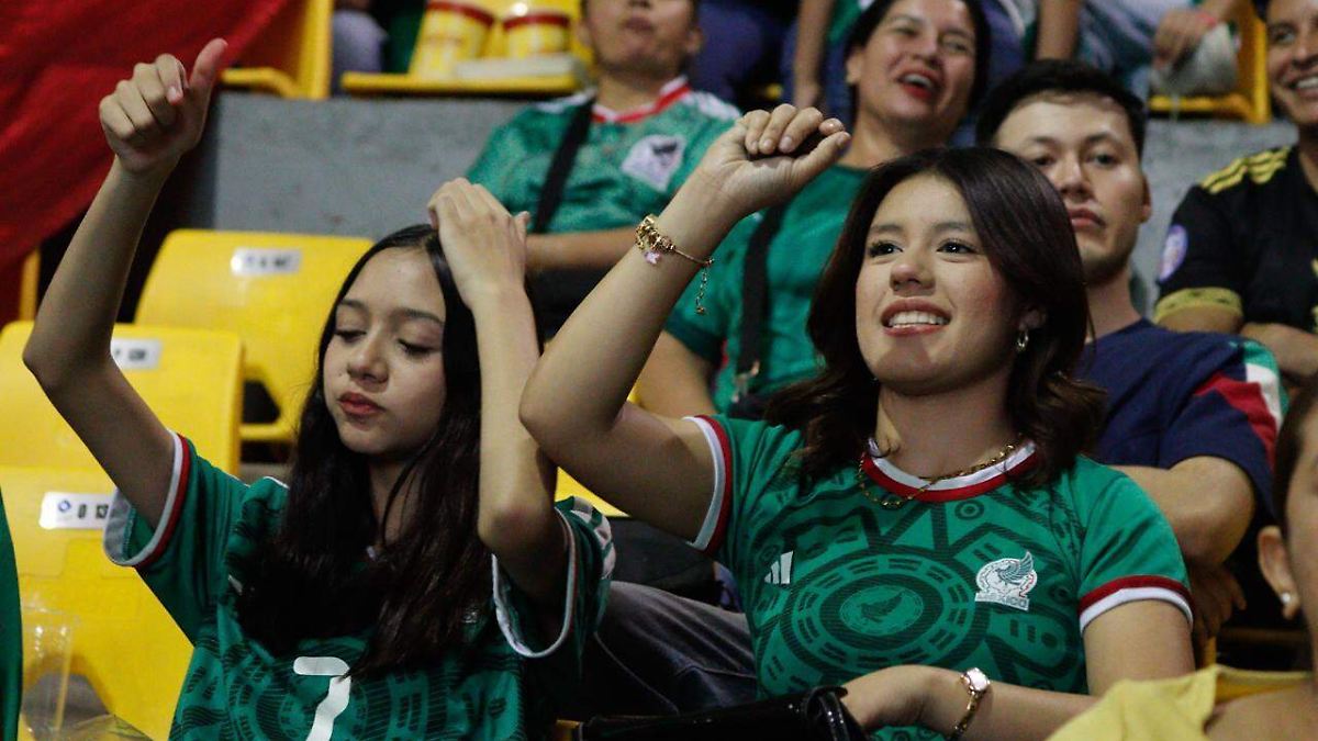 Revive afición el Palenque del FEX con triunfo de México - La Voz de la ...